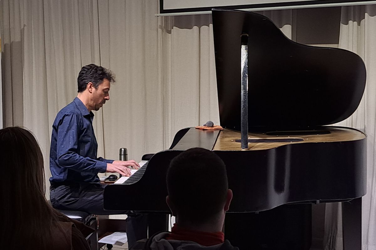Eduardo Pelletti trajo su “piano rodante” a Hernando - Cada Mañana